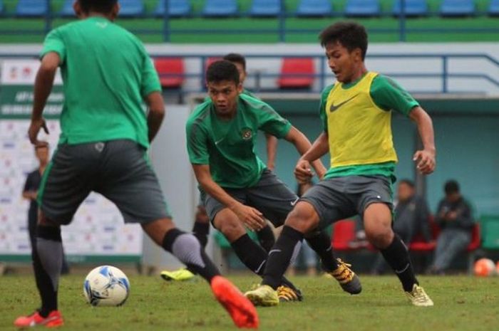 Lapangan Latihan Timnas U-19 di Hanoi Banyak Kotoran - Juara.net