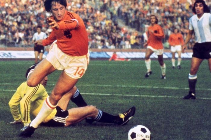 Pada 30 Oktober 45 tahun lalu Cruyff Pertama Kali Kenakan Seragam Nomor ... Pada 30 Oktober 45 tahun lalu Cruyff Pertama Kali Kenakan Seragam Nomor ...
