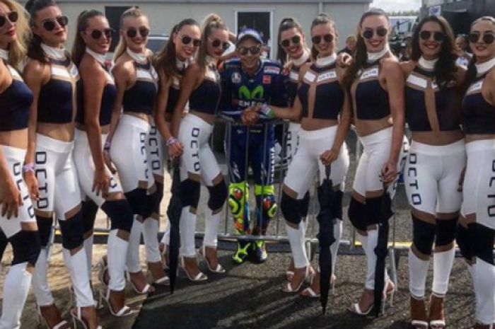 Valentino Rossi Dikerubuti Paddock Girls, Tiba-tiba Bendera Indonesia ...
