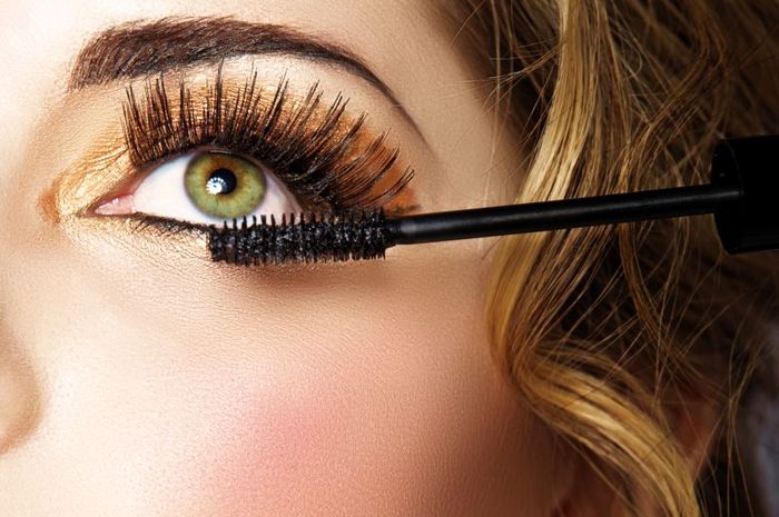 Ini 5 Trik Makeup Untuk Mencegah Maskara Gampang Luntur Walaupun Bukan ...