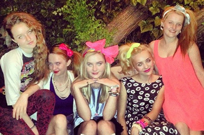 Peyton List: Pesta Kostum Era 80an - CewekBanget