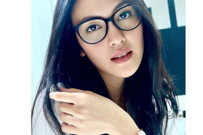 3 Alat Make-Up yang Wajib Dibawa Agar Tampil Natural Seperti Deanda ...