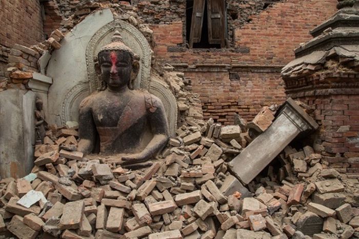 10 Foto Gempa Nepal Paling Mengharukan - CewekBanget