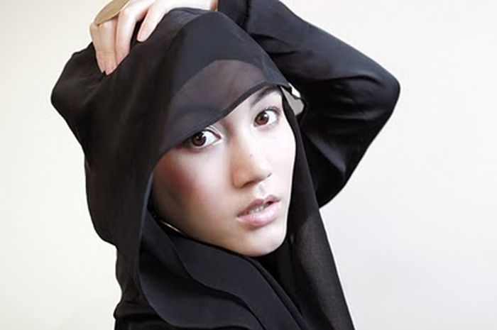 3 Hal yang Harus Diperhatikan Ketika Memakai Hijab Hitam - CewekBanget