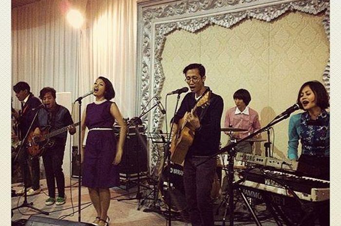 7 Lagu Indonesia Yang Dinyanyikan Musisi Luar Negeri - CewekBanget
