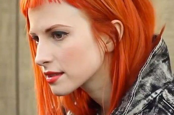 10 Inspirasi Model Poni Micro atau Baby Bangs dari Para Seleb Hollywood ...