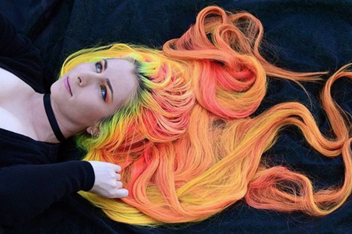 Luar Biasa, Cewek ini Mengecat Rambutnya Yang Sepanjang Rapunzel Dengan ... Luar Biasa, Cewek ini Mengecat Rambutnya Yang Sepanjang Rapunzel Dengan ...
