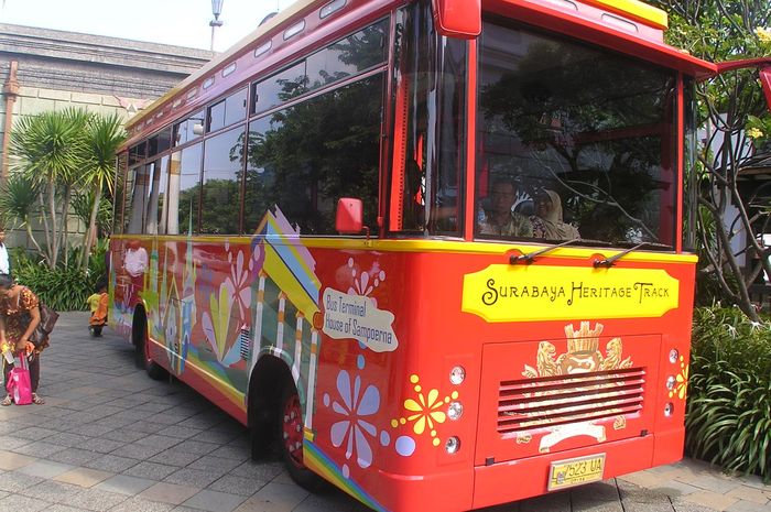 Bus Wisata di Indonesia: Surabaya dan Bandung - CewekBanget