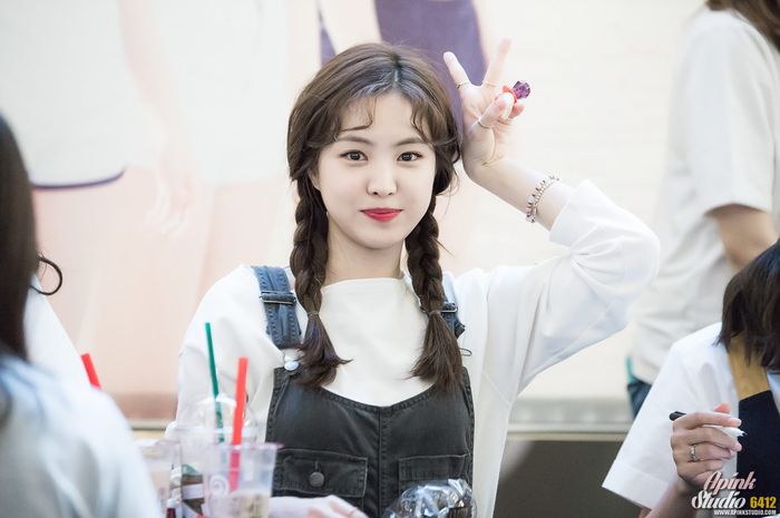 10 Inspirasi Poni Keriting Berbentuk "S2" yang Lagi Banyak Dipakai ...