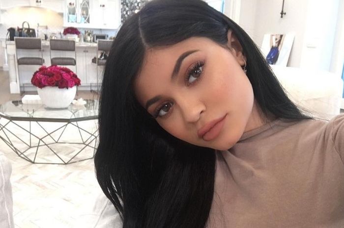 7 Langkah Mudah Bikin Bibir Tebal dan Penuh Seperti Kylie Jenner ...