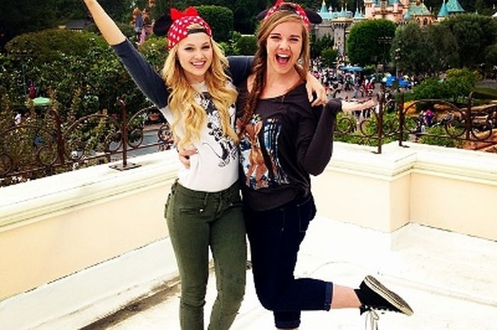 Momen Seru Olivia Holt dan Gracie Benward Mengunjungi Disneyland ...
