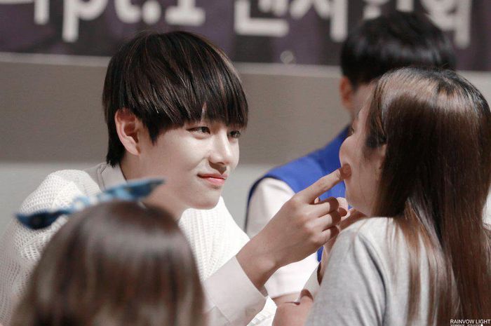 7 Tipe Fan Service Kpop Idol yang Sanggup Bikin Fans Histeris - CewekBanget