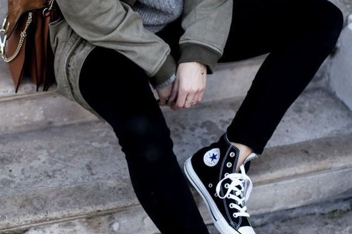 8 Inspirasi Fashion High Top Sneakers yang Nyaman Dipakai ke Kampus ...