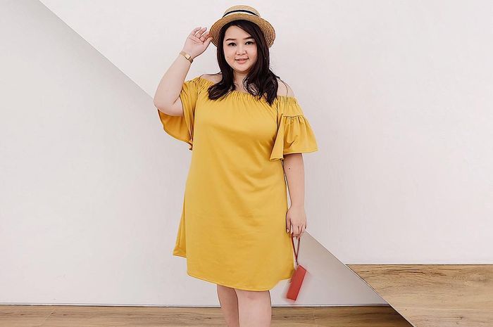 6 Inspirasi Fashion Off-Shoulder yang Cocok Buat Cewek Bertubuh Gemuk - CewekBanget