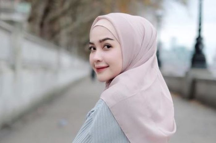 Yuk Intip Gaya Chic dan Feminin Selebgram Hijabers Saat Bulan Madu ...
