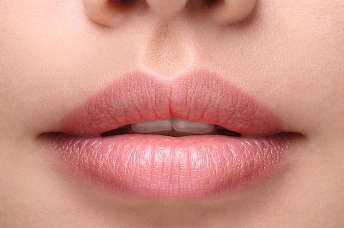 Inilah Kebiasaan Buruk yang Tanpa kamu Sadari akan Merusak Kesehatan Bibir!