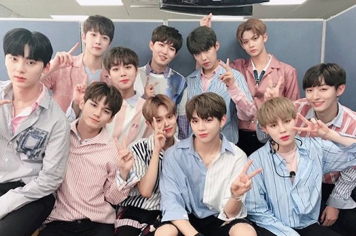 Wanna One Gelar Fan Meeting Pertama di Jakarta, Pedagang Merchandise ...