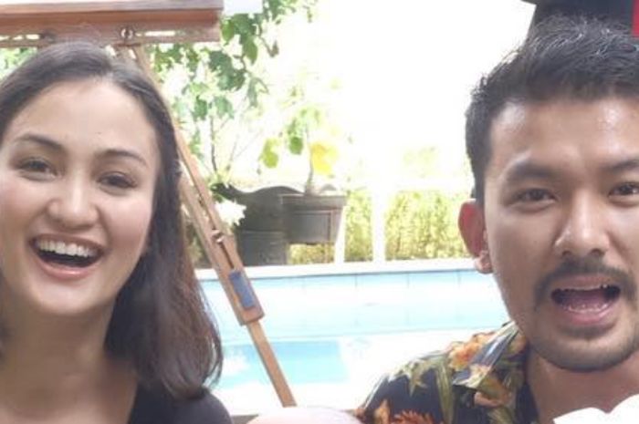 Jadi Bapak Kekinian, Suami Atiqah Hasiholan, Rio Dewanto Kalungkan Tas ...