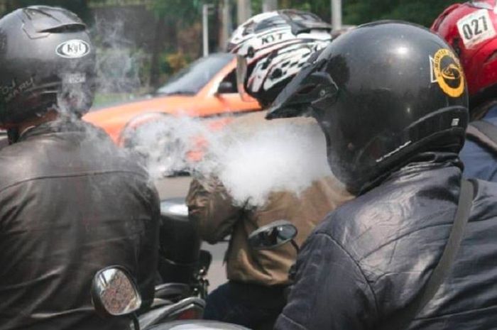 Inilah Bahaya Merokok Sambil Motoran Bagi Pengendara Lain, Begini ...
