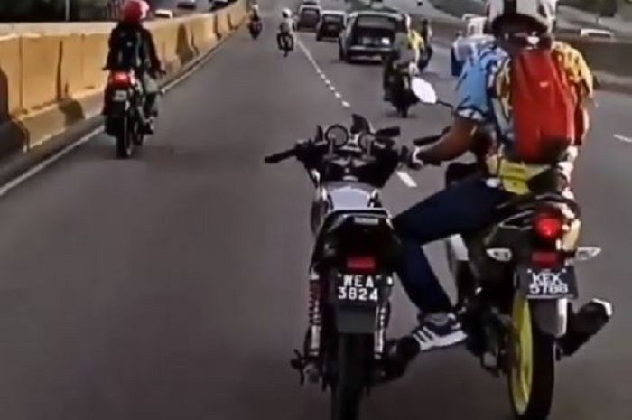 Amazing! Pengemudi Ini Bisa Bawa Dua Motor Sekaligus, Lihat Bagaimana ...