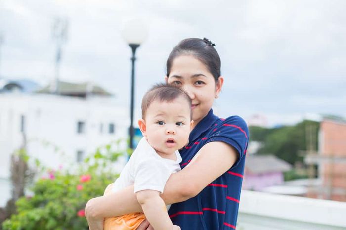 Manfaat Menggendong Bayi yang Perlu Bunda Ketahui