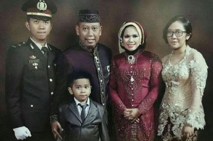 Tukul Arwana Unggah Foto Keluarga, Ini 4 Fakta Tentang Anaknya AKP Ega ...