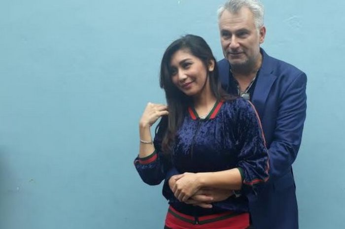 Baby Margaretha dan Pacarnya Rayakan Hari Jadian di Pinggir Jalan ...