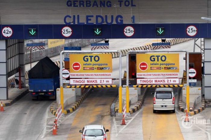 Jangan Ditiru, Mobil Tabrak Gerbang Tol Otomatis dan Langsung Kabur