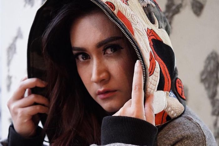 Kerap Gunakan Busana Semi Formal, Nafa Urbach Tampil Semakin Memesona, Intip yuk Penampilannya!