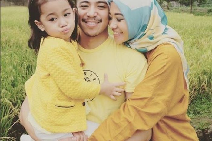 Bahagianya Poppy Bunga Ketika Sang Suami Lulus S2