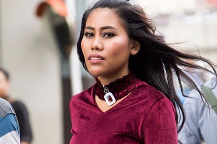 Gaya Super Stylish Evi Masamba dengan Jumpsuit Penuh Bunga, Simpel dan ...