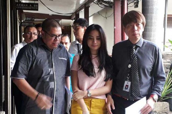 Tak Lagi Kawin Kontrak, Begini Hubungan Bella Luna Dan Razman Arif ... Tak Lagi Kawin Kontrak, Begini Hubungan Bella Luna Dan Razman Arif ...