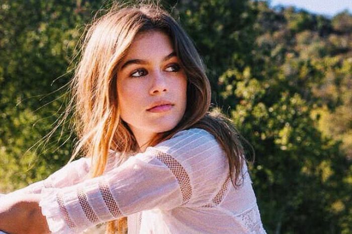 Inspirasi Gaya Edgy ala Kaia Gerber dengan Setelan Floral Super Stylish ...