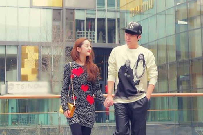 Akama Miki And Zhang Muyi Holding Hands