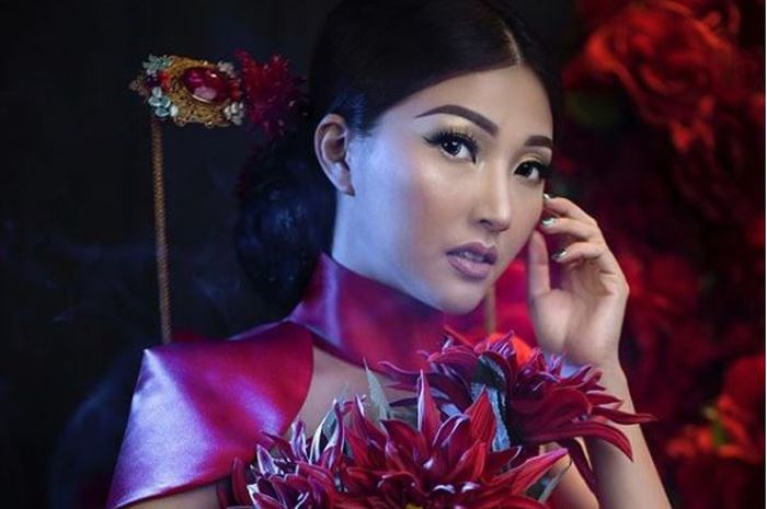 Sarwendah Tampil Memukau dengan Mahkota Emas dan Busana Megah di Tahun ...