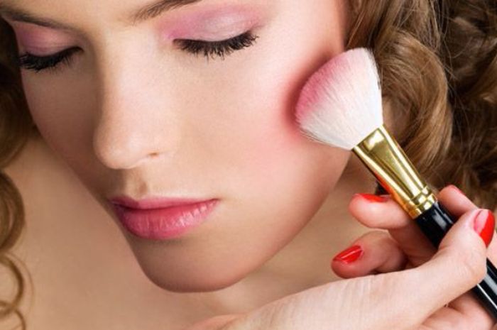 Ini Dia Cara Mengaplikasikan Makeup Sesuai dengan Bentuk Wajah, Simak yuk!