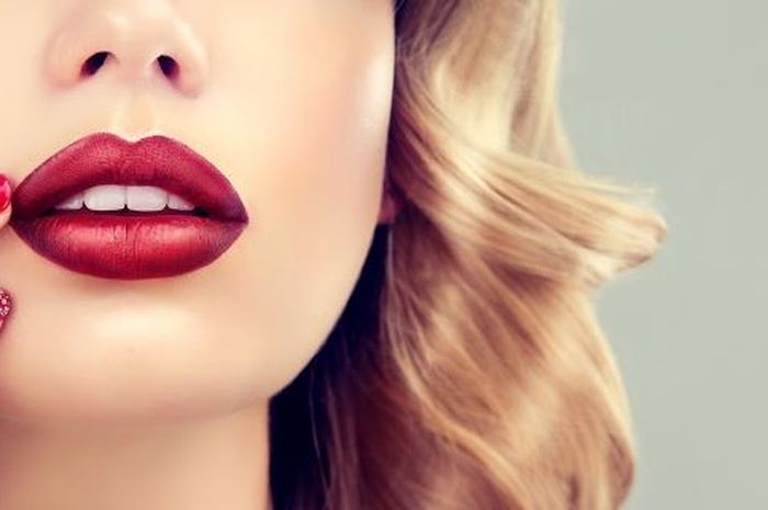 Dapatkan Tampilan Lipstik yang Merona Sepanjang Hari dengan 5 Tips Super Sederhana Ini!