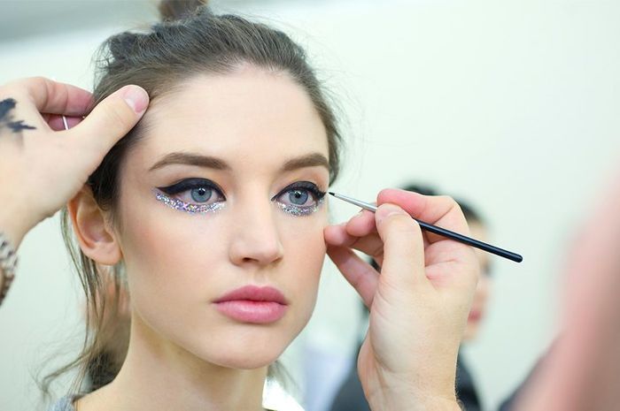 4 Inspirasi Makeup Glitter yang Membuat Tampilanmu Semakin Seru, yuk ...