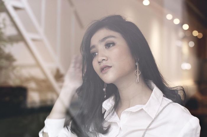 Gaya Febby Rastanty Kenakan Flare Pants, Nggak Pakai Ribet nih, Cocok ...