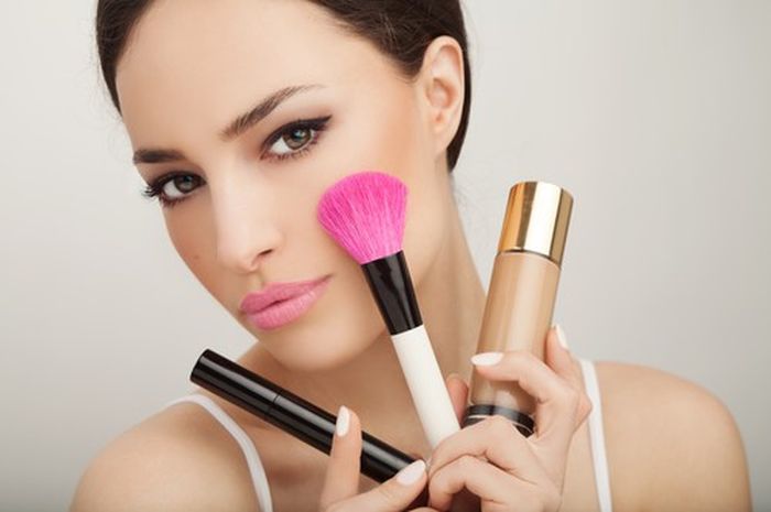 Ini Dia 6 Rekomendasi Foundation Terbaik Untuk Kulit Berminyak, Kepoin yuk!