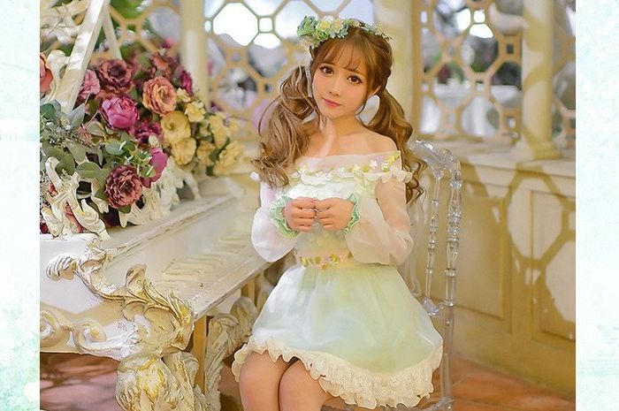 Ingin Tampil Cantik Seperti Bunga? Cobain deh 4 Inspirasi Floral Dress ...