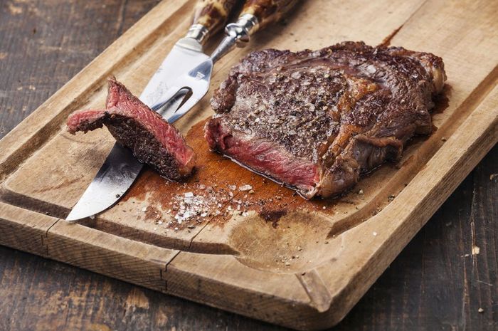Cairan Merah yang Keluar dari Daging Steak Bukan Darah, Ini Faktanya