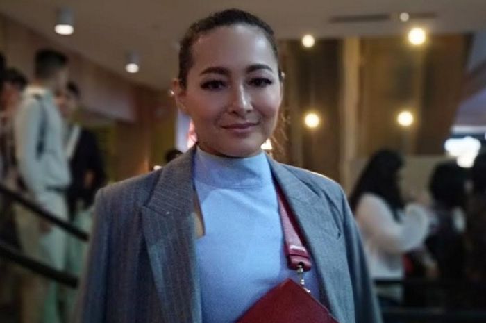 Dewi Rezer Lebih Pilih Cowok Bule daripada Lokal