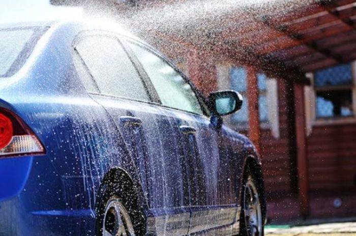 Biar Lebih Bersih, Simak Step By Step Mencuci Mobil yang Benar Yuk!