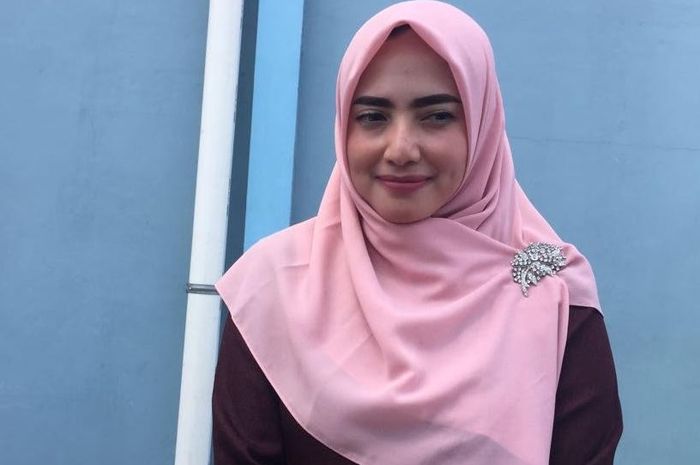 Viral Potongan Gambar Face Time Bareng Opick, Ini Penjelasan Yulia Soal ...