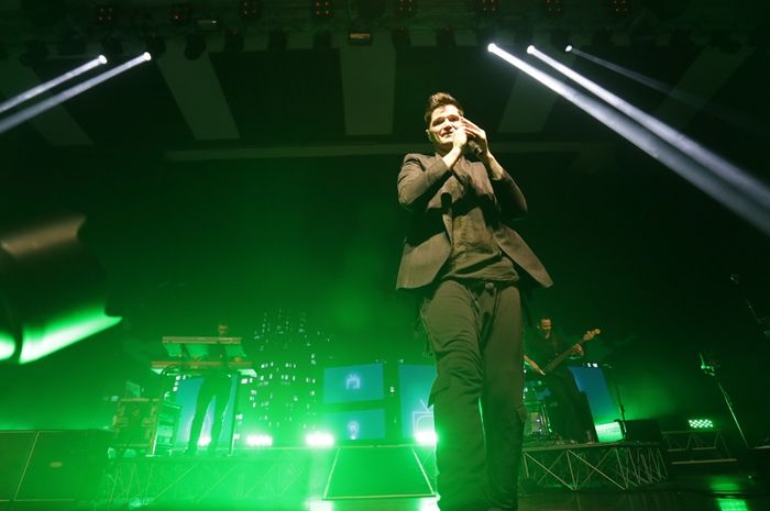 The Script Tampil Berkemeja Batik di Konser Freedom Child, Ini Sambutan ...