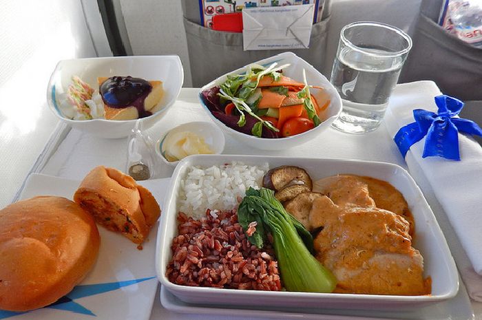 Ini Penyebab Makanan dan Minuman Terasa Hambar Ketika Kamu di Pesawat