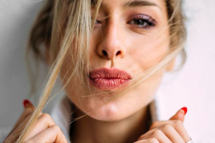 Duh, Kenapa Bibir Tetap Kering Meski Sudah Pakai Lip Balm? Ini Dia Alasanya!