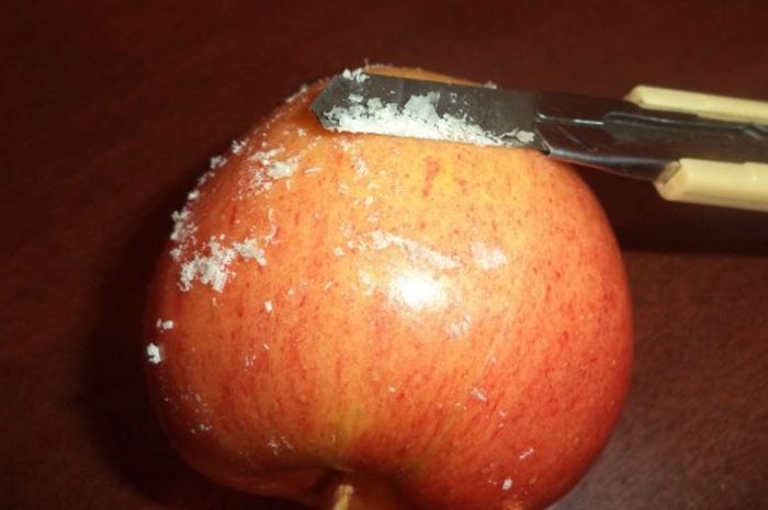 Cara Aman Makan Buah Apel yang Dilapisi Zat Lilin