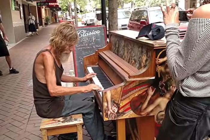 Video Gelandangan Main Piano Bikin Bengong, Tak Disangka, Ternyata Ini ...